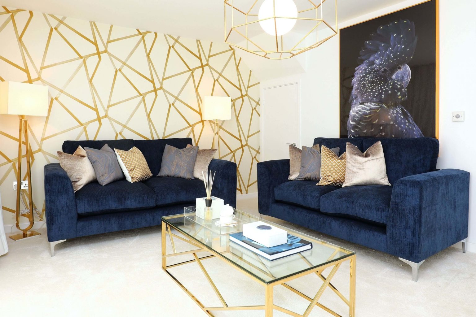 15 Ideas of Lounges Decorated in Navy Blue and Gold - Flawssy